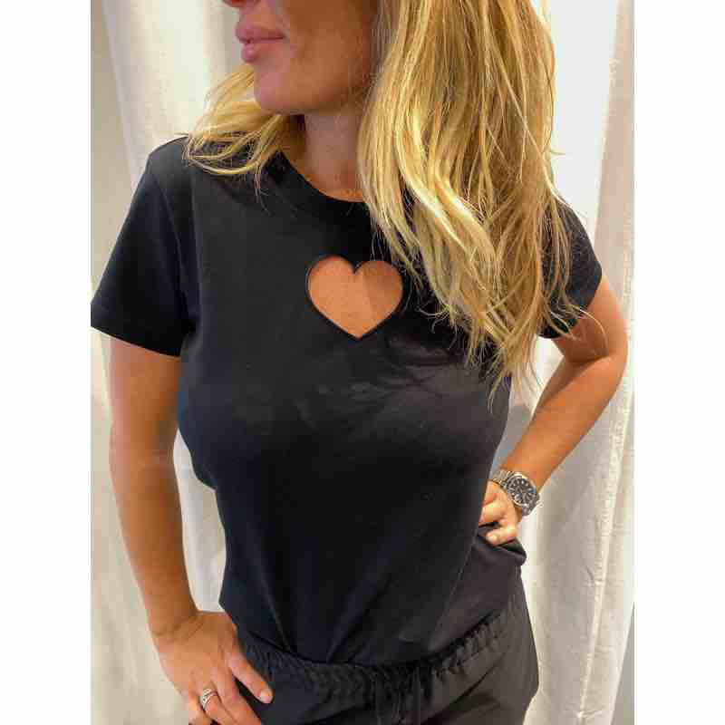 MISO Hanna Heart tee. Vores bedste basic tee med hjerte cutout